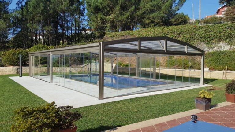 Piscinas con Techo: Descubre las Ventajas y Tipos de Cubierta para tu ...