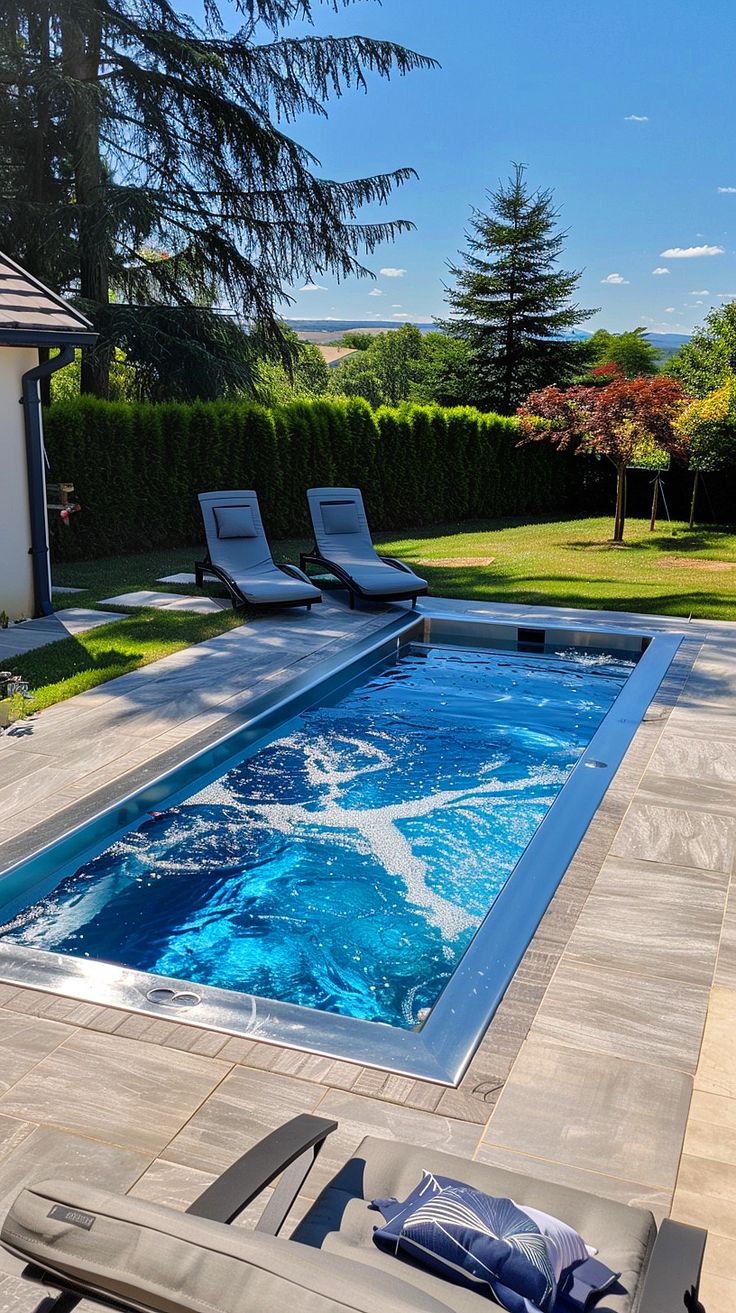 Piscinas modernas con jacuzzi y cascada. - PISCINAS CASA